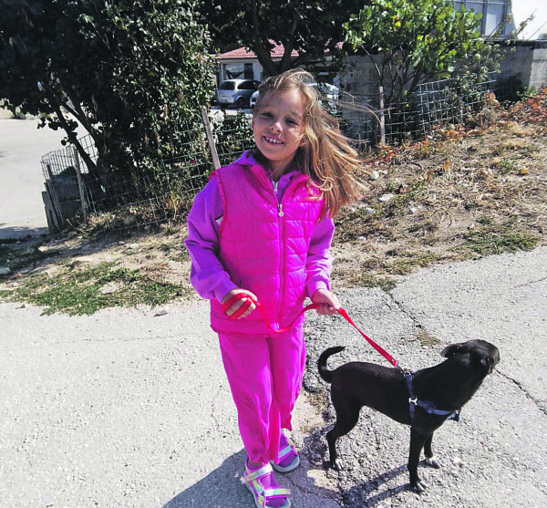 A nove anni Carol ha reso l’amore per i cani un esempio di civiltà ...