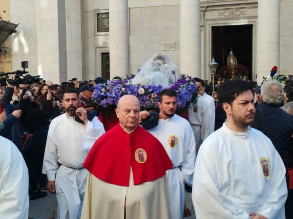 Il via dalla Cattedrale e baciata dal sole, processione 'inedita' ma ...